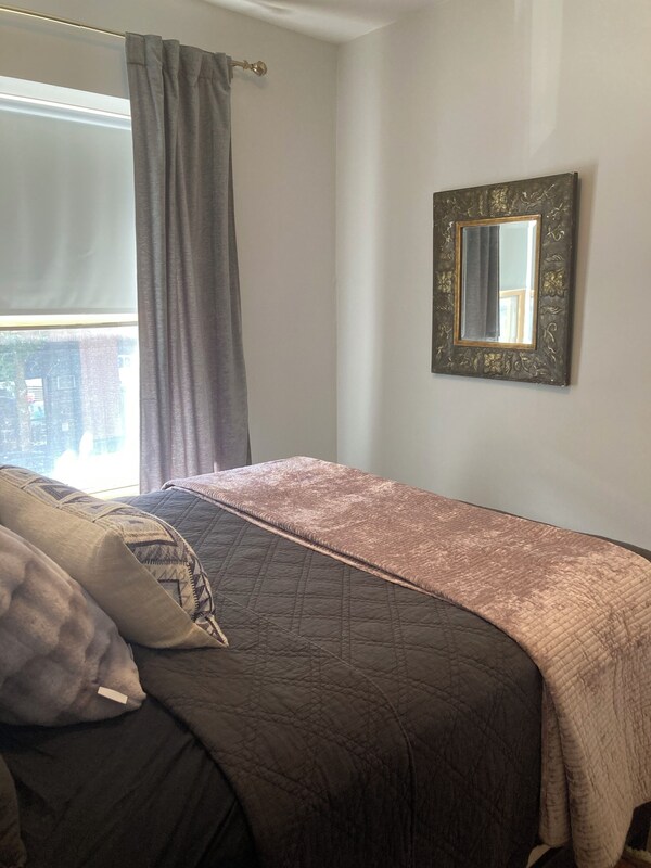 Five Bedroom - 3 Bath - Sleeps 12 - Illinois
