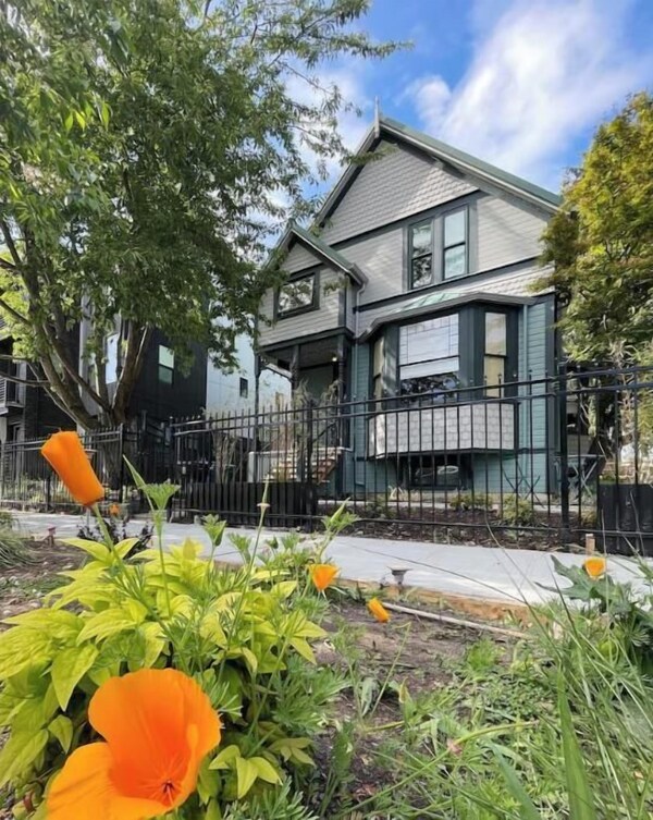 Seattles Spacious New 2 Br Apartment - Seattle, WA