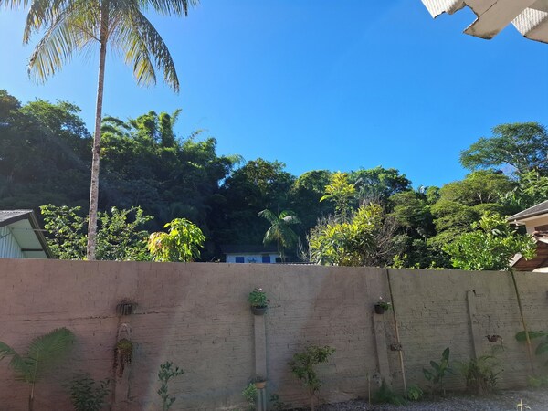 Sobrado Charmoso Rodeado Por  Natureza Exuberante  A 350 Metros Da.praia. - Guaratuba
