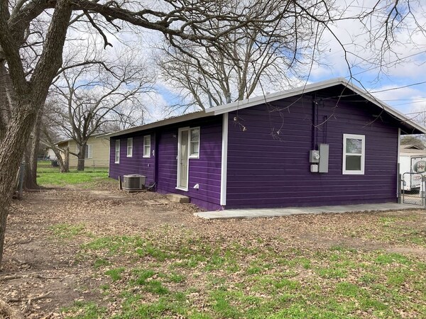 The Purple House | Cozy Near Tsu - Stephenville, TX