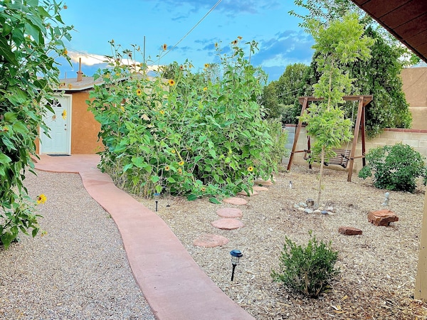 Beautiful Retreat Home In The North Valley - 2 Miles From Dtwn Albuquerque - Albuquerque, NM