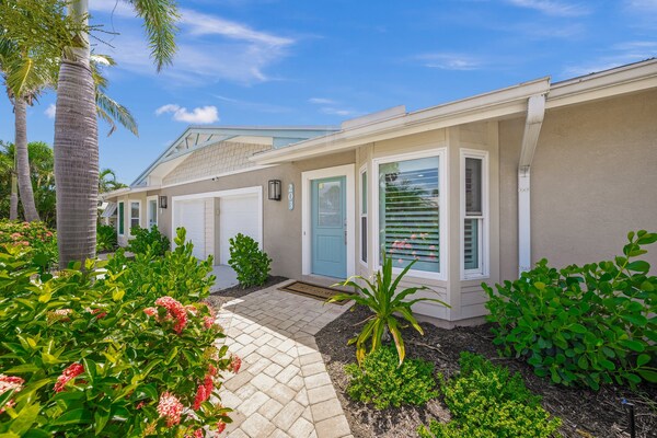 Cozy Cabana West - Updated Adorable Bungalow W/heated Private Pool, Walk To Beach - Holmes Beach, FL