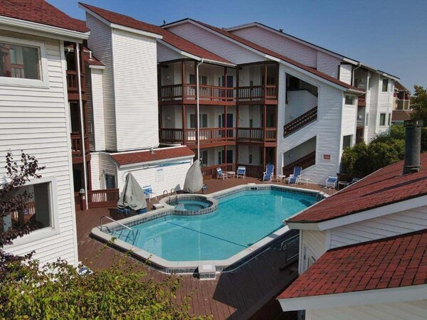 Million Dollar Bayview Condo Close To Downtown Tc! - Michigan