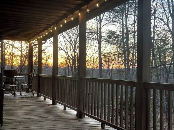 Charming 3-bedroom Cabin Thats Family Friendly With Wifi In Dahlonega - Dahlonega, GA