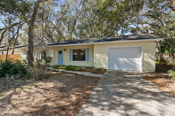 Quiet Charm: Central Island Convenience - Fernandina Beach, FL