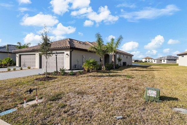 Chic And Elegant Waterfront Home In Lorraine Lakes - Patsgang - Lakewood Ranch, FL
