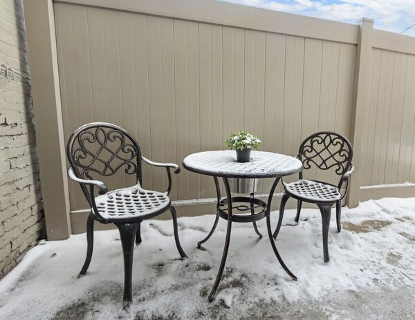 **Hostwise Stays** - Pet Friendly, Patio, Great For Long Stays! - Pittsburgh