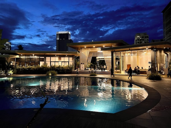 Luxury Pet-friendly 1-bedroom Condo In Cebu City With Large Balcony - Cebu