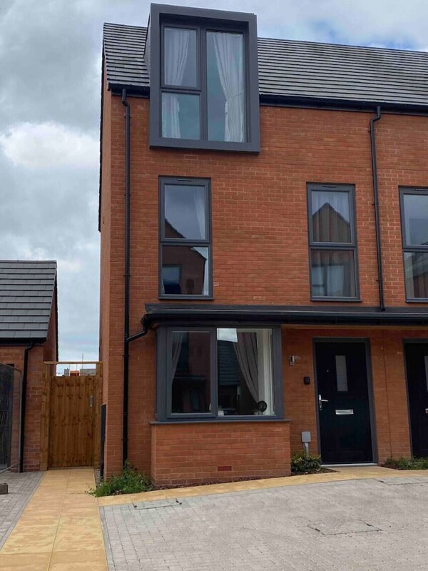 Kingsway House - Spacious 4 Bed Home From Home - Derby, UK