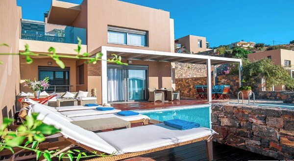 3 Bedroom Villa In Elounda, Only 80 Steps From The Sea, Air Conditioned, Wifi - Elounda