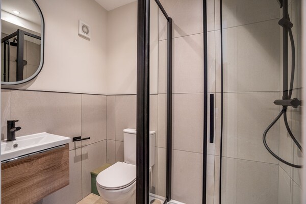 A Couples Retreat That Sleeps 4 Guests In 1 Bedroom - York