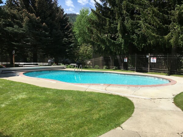 Sv164 - Walk To Ski Lifts + Downtown - Pool/hot Tub - Ketchum, ID