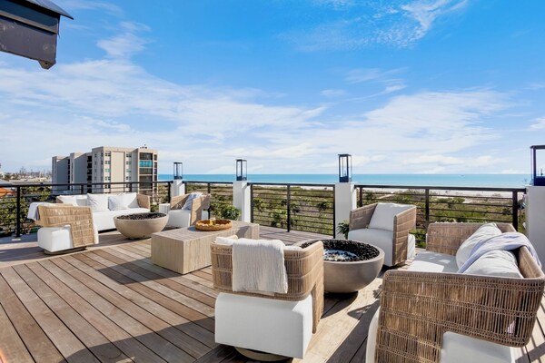 Siesta Beachfront Paradise: Luxurious Home Steps From Beach With Infinity Pool! - Siesta Key, FL