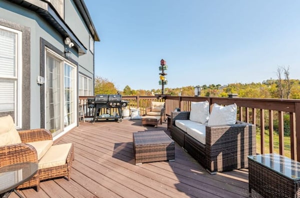 Quiet Hudson Valley Getaway With Sauna, Hot Tub & Gym - Newburgh, NY