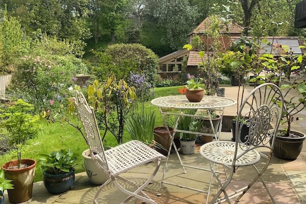 Peaceful Separate Annexe With Bed, Kitchen, Shower Room And Patio Area. - Devizes