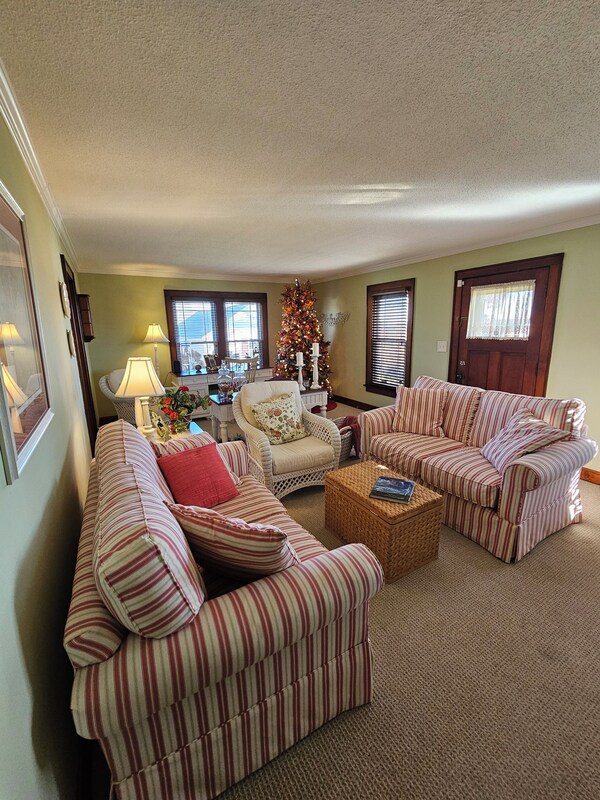 Charming 3-bedroom Farmhouse With Beautiful Views..newly Decorated. - Illinois