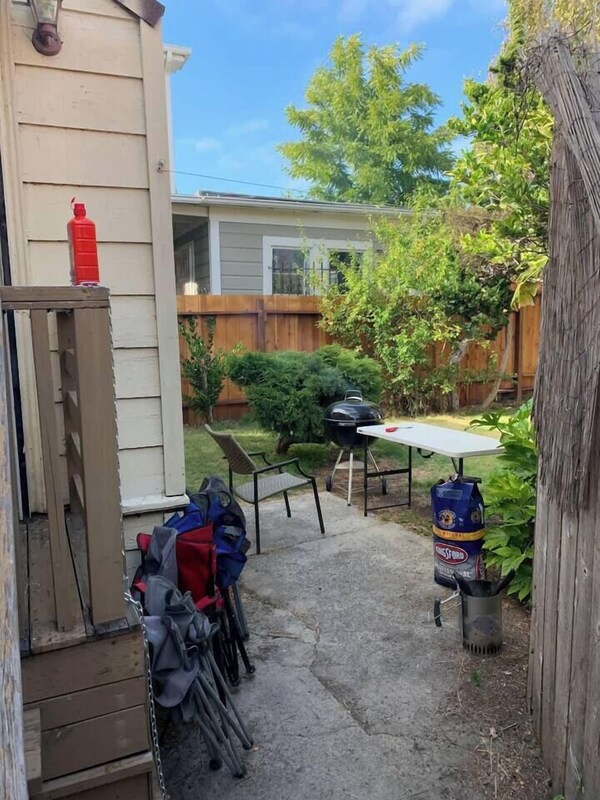 Spacious South Berkeley Apartment W/ Parking - Berkeley, CA