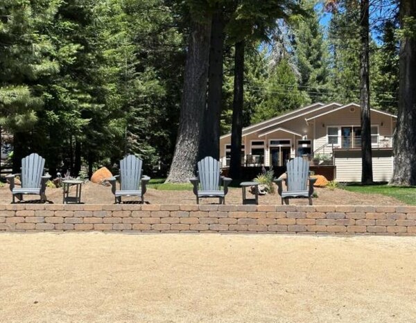Beautiful Lake Front Home On Lake Almanor. - Chester, CA