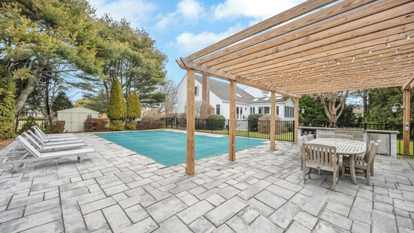 Spacious Classic Southampton Home Close To Town, Pool, Perfect For Families - The Hamptons, NY