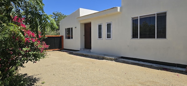 Charming 3-bedroom House With Ac And Wifi In Enchanting Noord - Caribbean