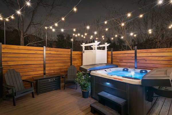Magnolia Cabin | Stylish Couples Cabin W/ Hot Tub - Asheville, NC