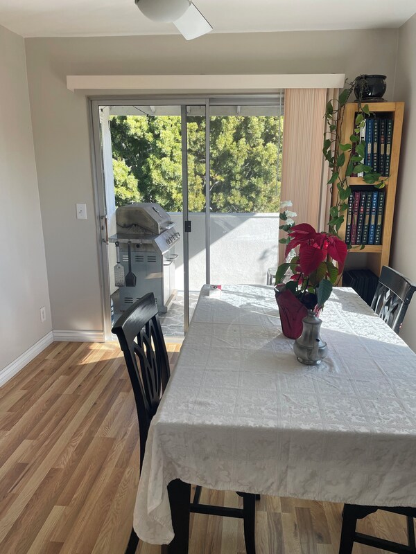 Affordable, Charming  2-bed / 2-bath Condo In Lovely Santa Barbara - Santa Bárbara, CA