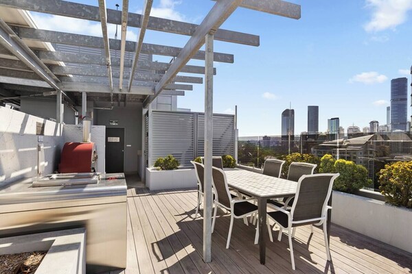 Lux Style Spacious 1 Bed Apt, Pool , Parking - Balmoral