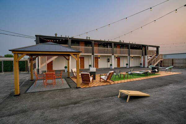 5 Min. To Lincoln's Top Attractions. King-size Bed, Kitchenette & Outdoor Space - Lincoln, NE