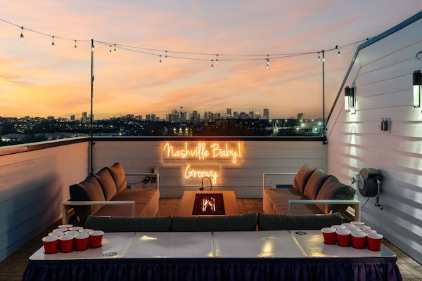 British Theme Downtown Nashville Hangout + Hot Tub - Brentwood, TN