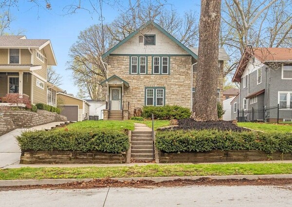 Spacious Historic 4-bedroom House In Marvelous Des Moines With Ac, Wifi - Des Moines, IA