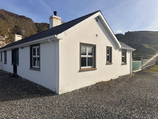 Unique Beachfront Cottage Retreat In Ballintoy Harbour, Sleeps 7-8, Dog Friendly - Northern Ireland