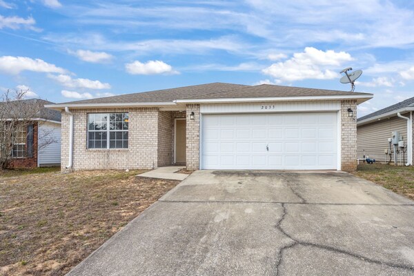 Cozy 3-bedroom Retreat, 5 Minutes To The Beach, Perfect For Family Getaways! - Navarre, FL