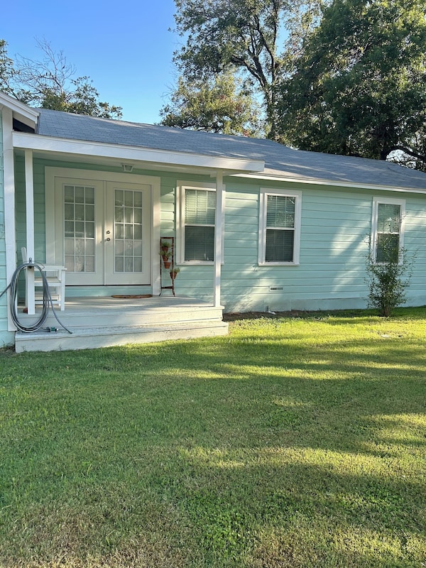 Gorgeous Quiet And Cozy 3 Bedroom/ 2 Bathroom Home Awaits You! - Uvalde, TX