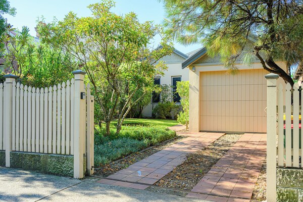 Secret Garden/north Sydney/walk To Metro & Train/7pl - Crows Nest