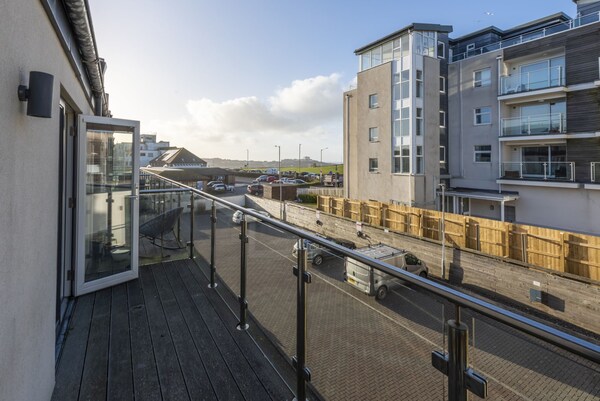 Solstice Beach House - Sleeps 8 Guests In 4 Bedrooms - Newquay