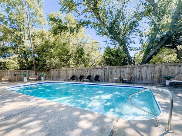 Downtown Ocean Springs 2 Bed 1 Bath With Pool, Close To Beach - Biloxi, MS