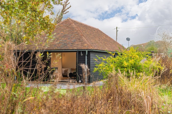 The Garden Room - A Holiday Let That Sleeps 2 Guests In 1 Bedroom - Tenterden