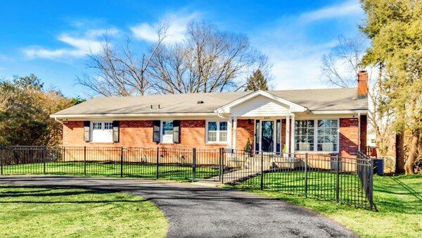 Luxury: Private Pickleball, Tennis, Pool, & Hottub - Murray Hill, KY