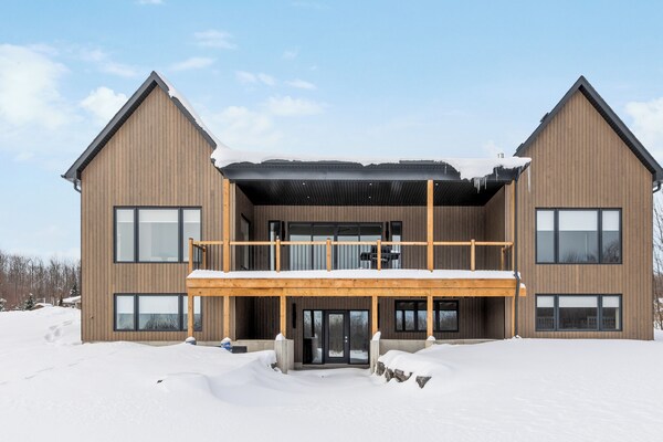 Modern & Spacious Cobble Beach Golf Retreat - Owen Sound