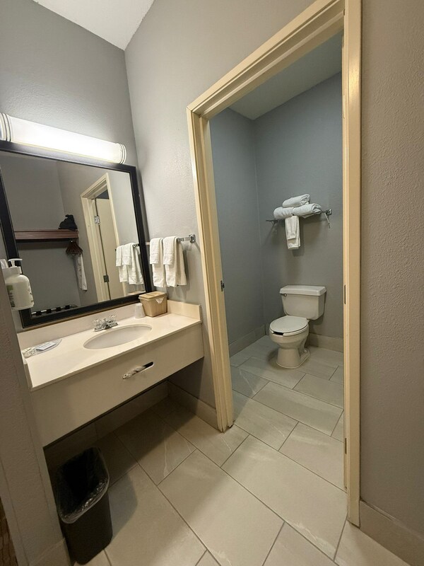 1-bedroom Apartment In Beautiful Minot By The Dakota Square Mall. - Minot, ND
