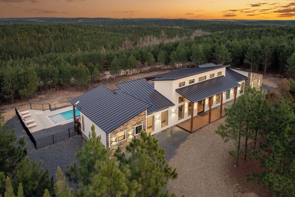Luxury Hilltop, Surreal Views, Pool, Hot Tub, Firepit & 4kings Bed - Broken Bow, OK