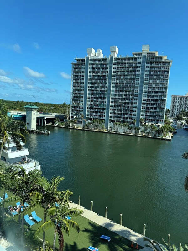 Classy, Eclectic, Congenial Hotel Suite In Charming Fort Lauderdale Florida - Fort Lauderdale