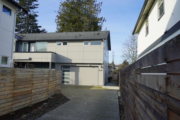 Spacious New Home With Secure Features In Seattle - Bellevue, WA