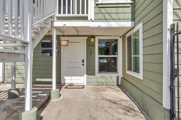 3 Bedroom Duplex Unit Walking Distance From Downtown - Sacramento, CA