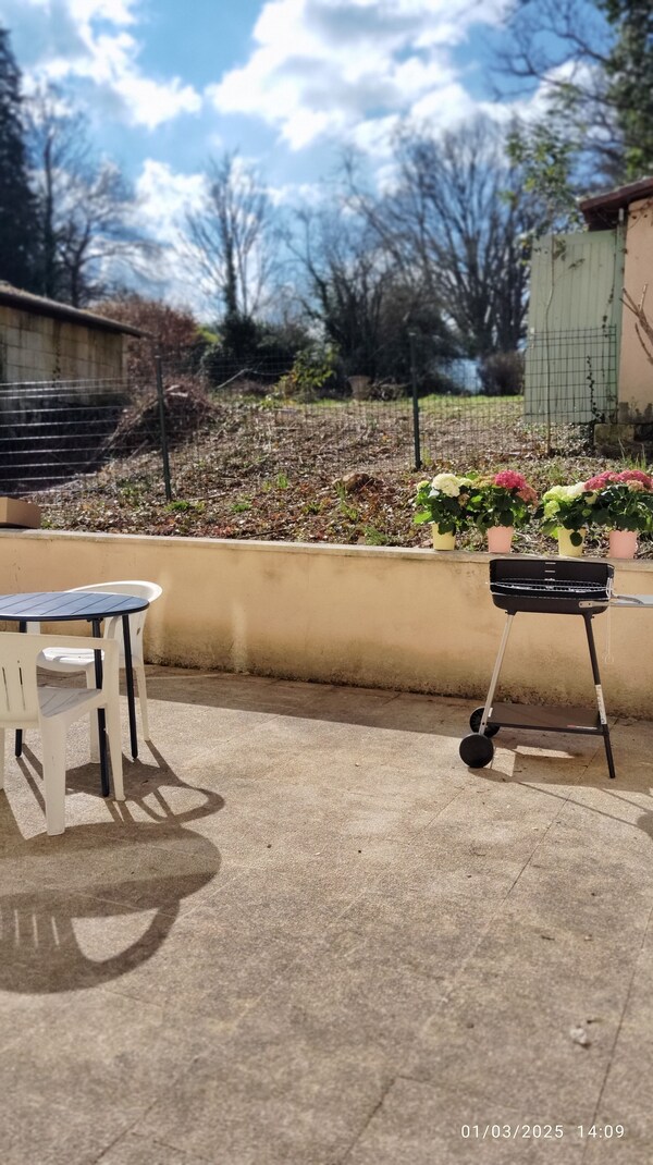Studio+outside Ribérac Town Center2 - Ribérac