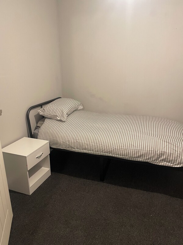 Modern Rooms To Rent In Refurbished House With Great Transport Links - Nuneaton