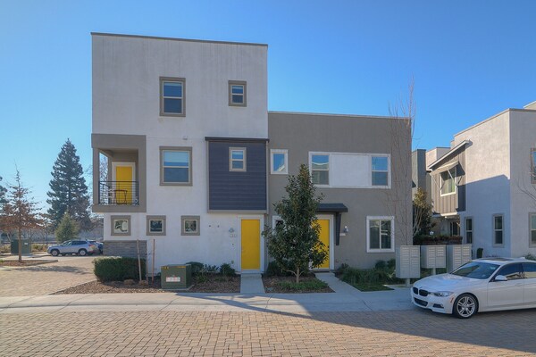 Modern 2 Bed/ 2.5 Bath Home With Functional With A Dedicated Work Space. - Golden 1 Center