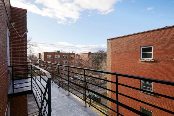 Sunny 2br Unit In Montreal - Dorval