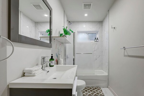 Ndg Loft |A Contemporary Urban Retreat - Dorval