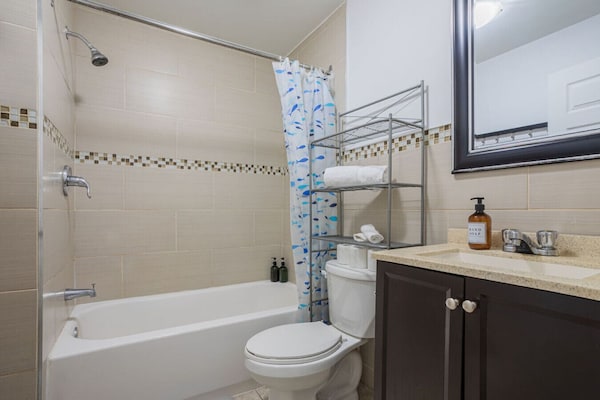 Spectacular 2b Unit In Montreal - Montreal